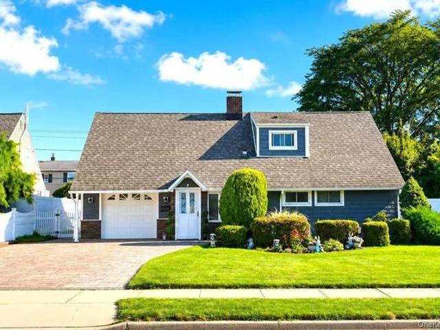 31 Sunrise Ln, Levittown, NY 11756
