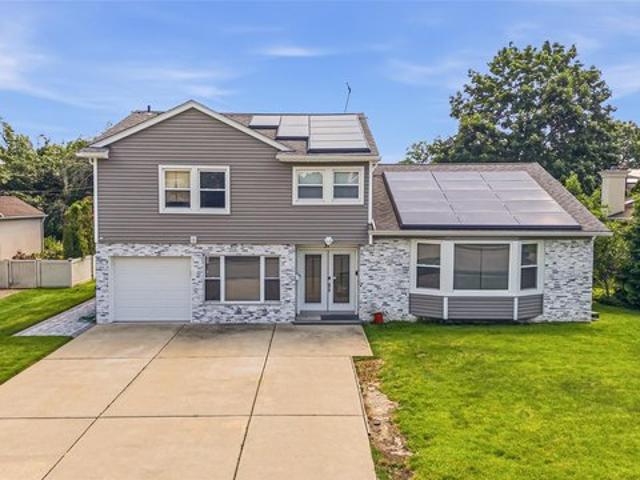 31 Sutton Hill Ln, Manhasset Hills, NY 11040