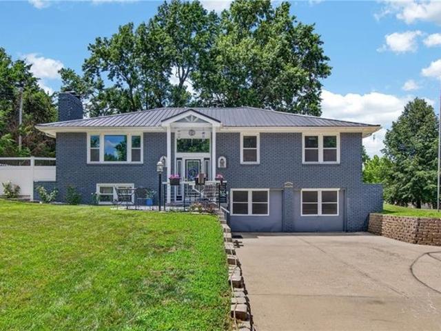 3204 SW Shadow Brook Dr, Blue Springs, MO 64015