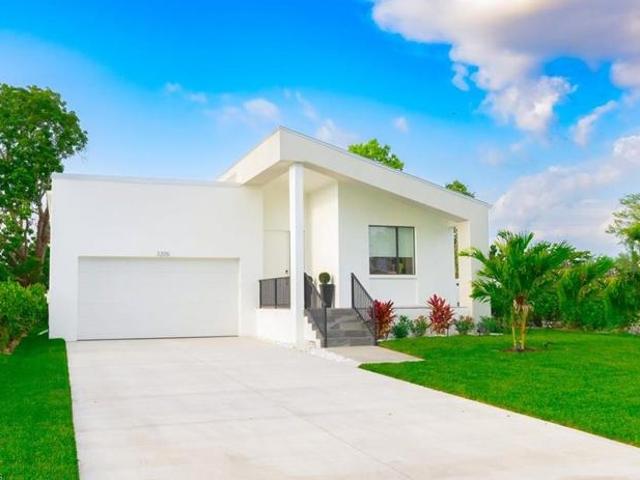 3205 Karen Dr, Naples, FL 34112