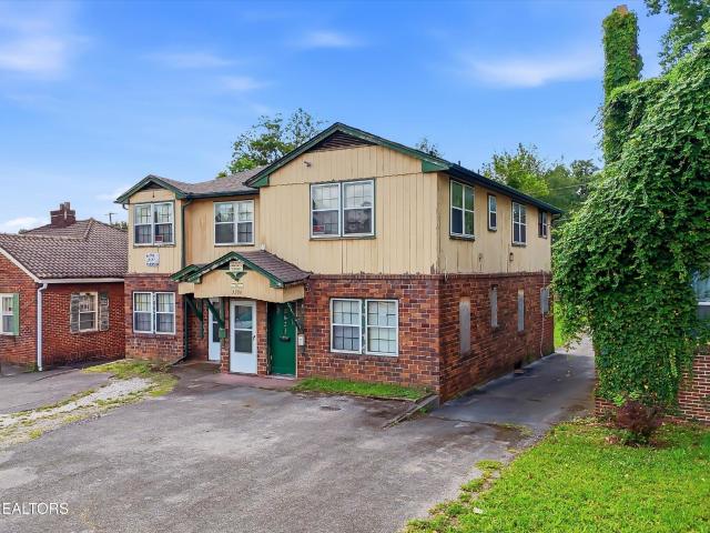 3206 E Magnolia Ave