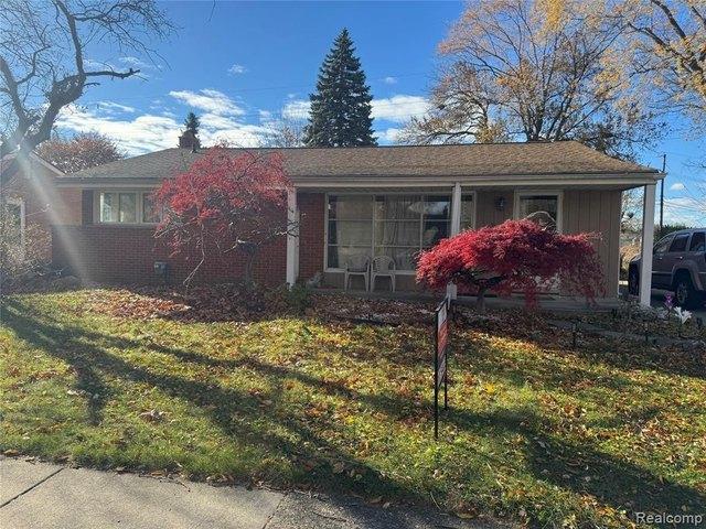 32075 Saint Annes Dr, Warren, MI 48092