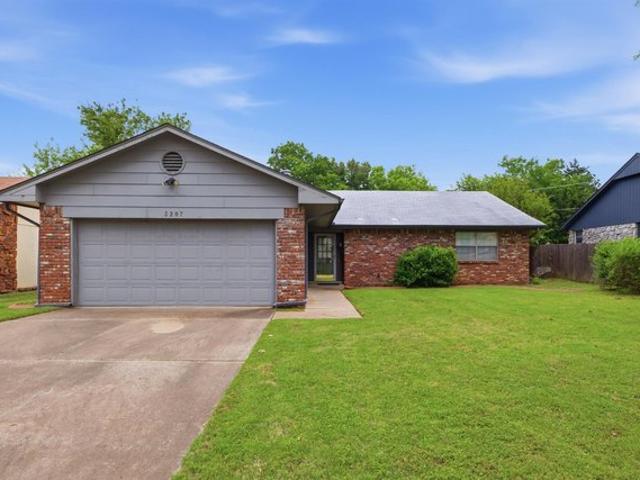 3207 S Skylane Dr, Sand Springs, OK 74063