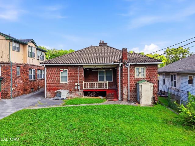 3208 E Magnolia Ave