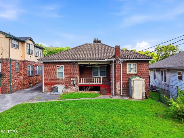 3208 E Magnolia Ave