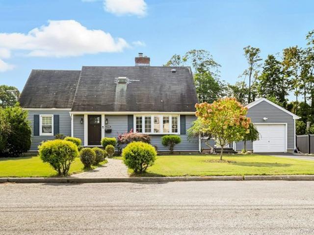 3208 Linden St, Wantagh, NY 11793