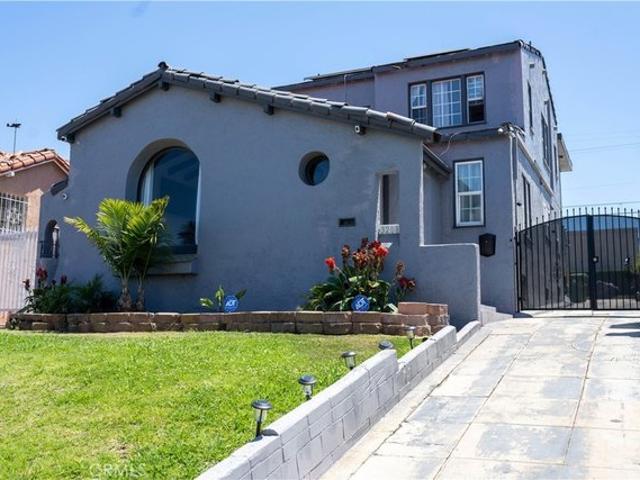 3208 W 74th St, Park Hills Heights, CA 90043