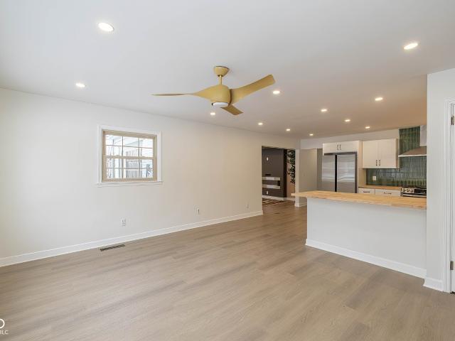 3209 E Loretta Drive