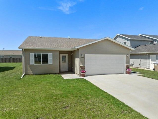 3209 Kodiak St NW, Minot, ND 58703