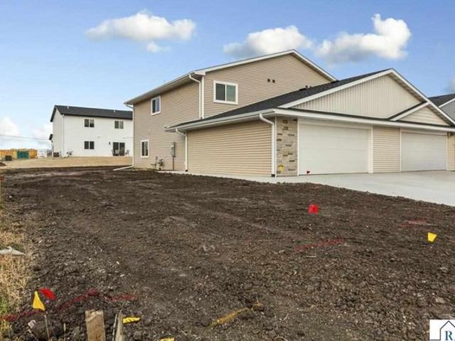 3200 Noble Dr, Mankato, MN 56001