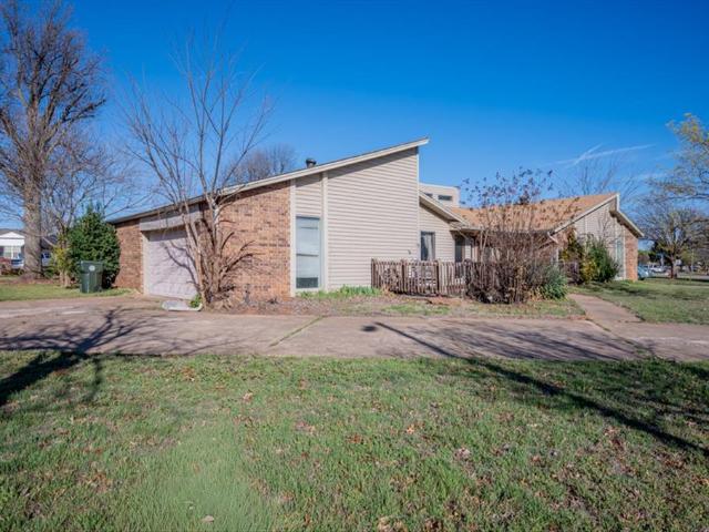 3201 N Meadowood Drive