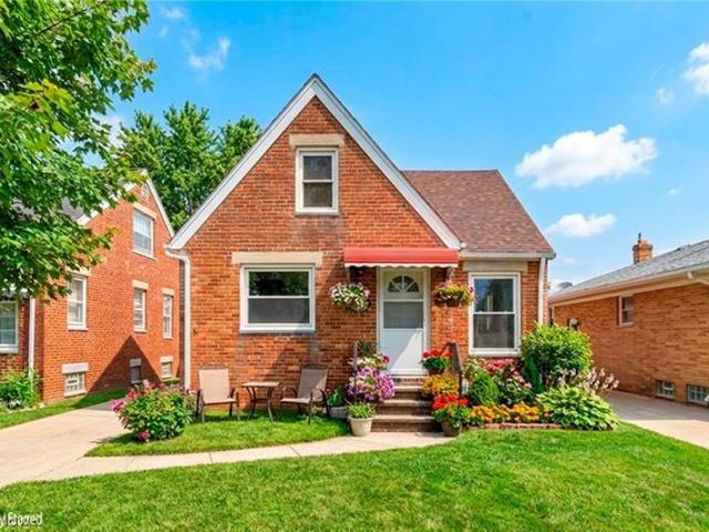 3202 Parklane Dr, Parma, OH 44134