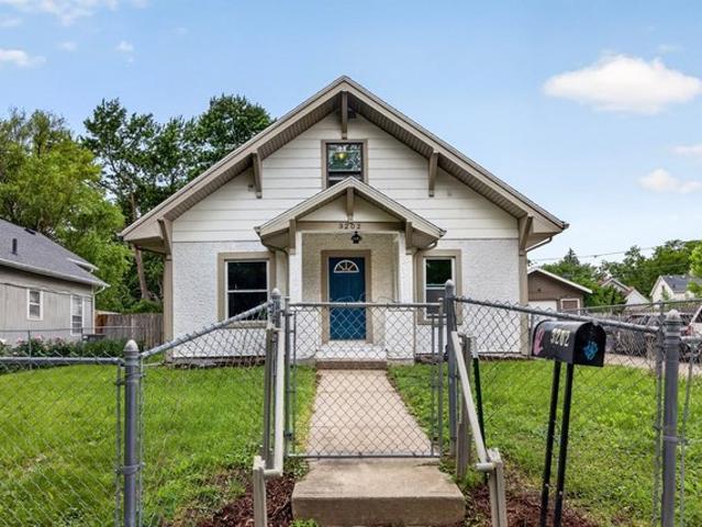 3202 3rd St, Des Moines, IA 50313