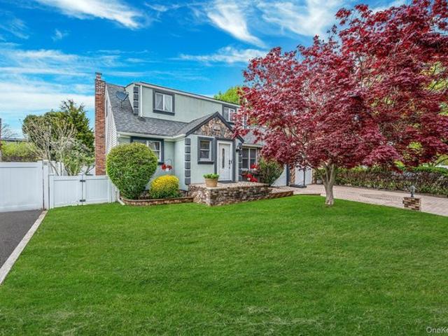 320 28th St, Lindenhurst, NY 11757
