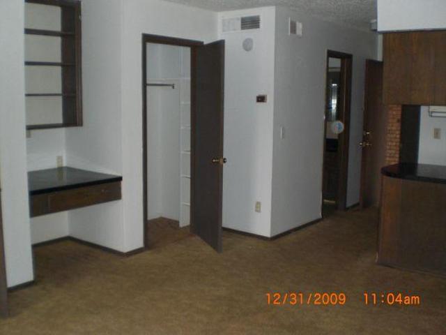 $320 / 430ft² Only 2 studios left for June! 802 W Highpoint Dr