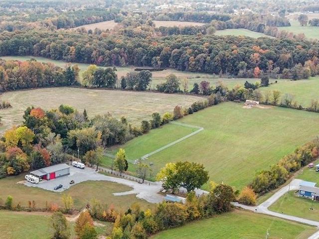 320 Capps Farm Ln, McEwen, TN 37101