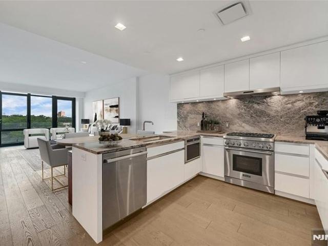 320 Adolphus Ave Apt 806, Cliffside Park, NJ 07010
