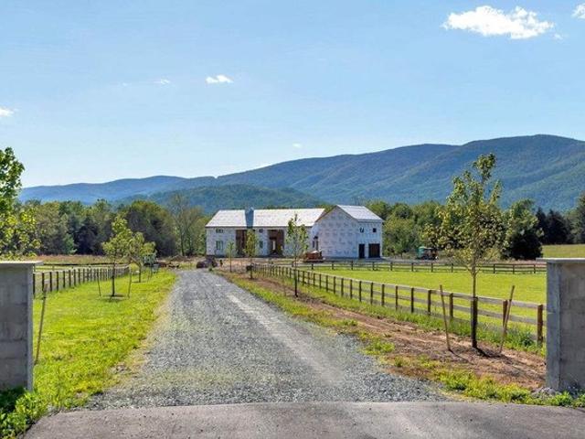 320 Barn House Ln, Charlottesville, VA 22901
