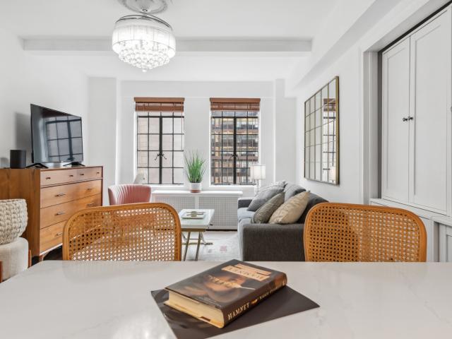320 E 42ND Street 907