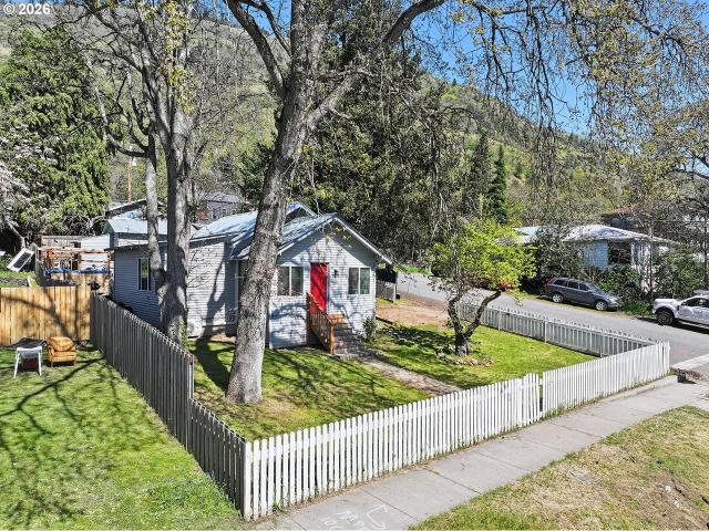 320 E Steuben ST