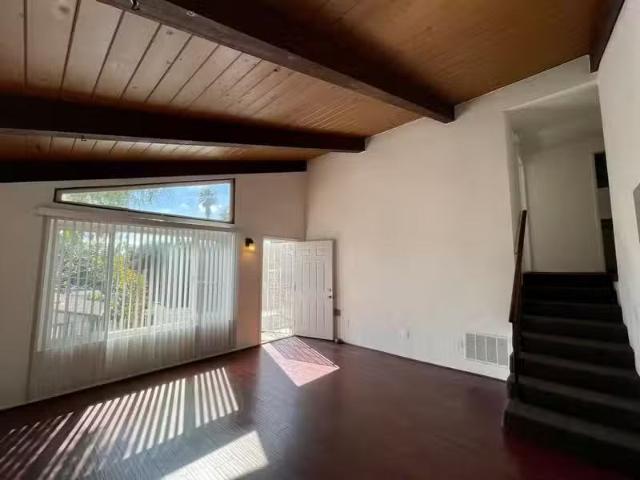 320 Fabulous Duplex Unit with Vaulted Ceilings and Large Back.