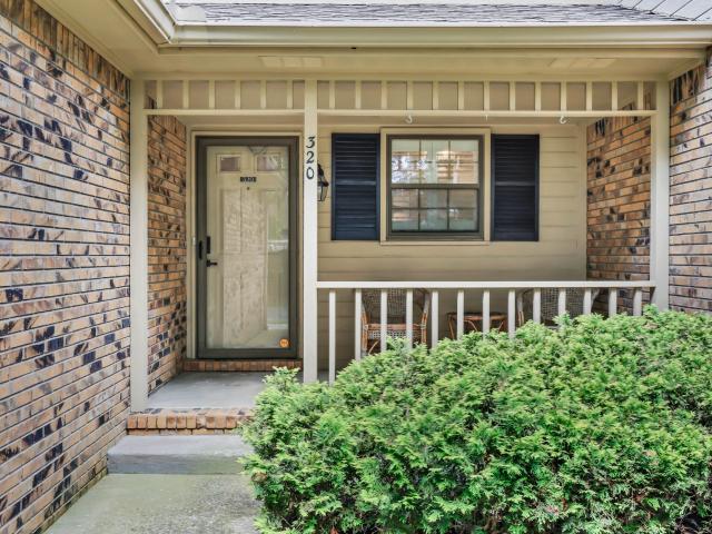 320 Kingswood Ct
