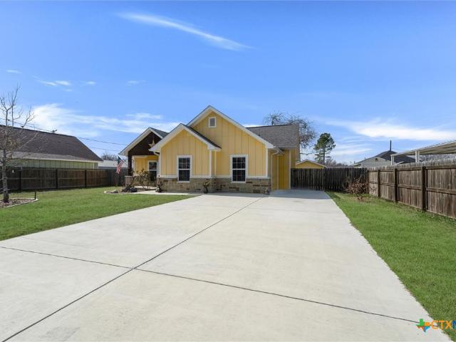 320 Holly Ave, Luling, TX 78648 | MLS #604629 | Compass