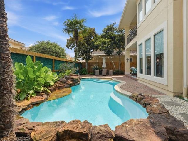 320 Harborside Cir, Kemah, TX 77565