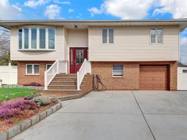 320 Idaho St, Lindenhurst, NY 11757