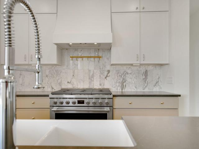 320 Laurel Curve
