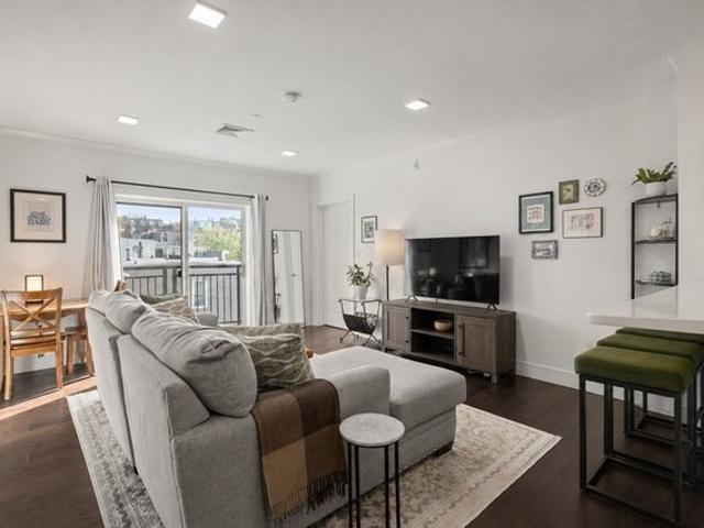 320 Maverick St Apt 303, Boston, MA 02128