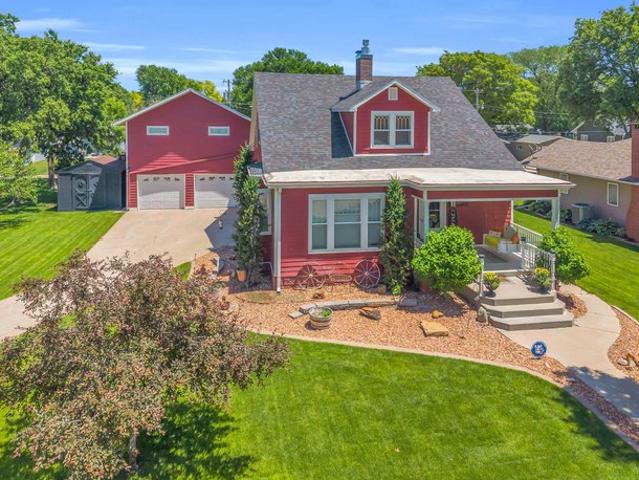320 Medina Ave, Bertrand, NE 68927