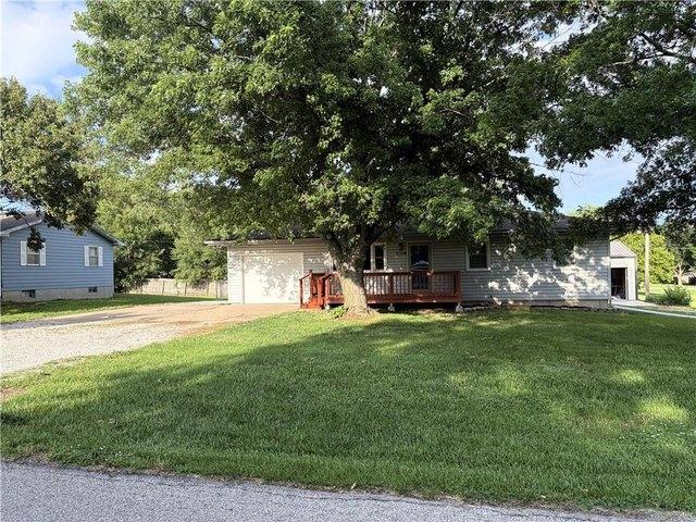 320 N 4th St, Burlington, KS 66839