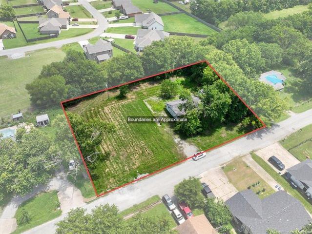 320 N 2nd St, Chouteau, OK 74337