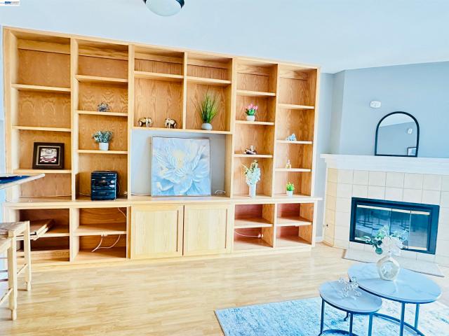 320 N Villa Way