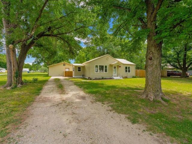 320 N Poplar St, Douglass, KS 67039