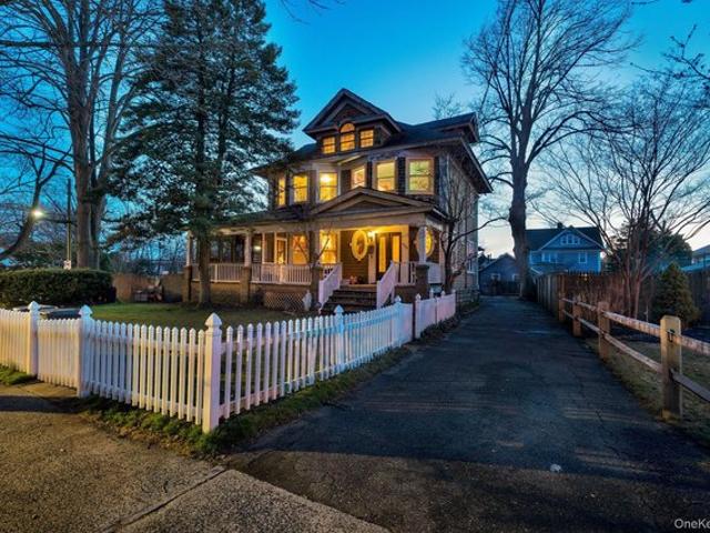320 S Bayview Ave, Freeport, NY 11520