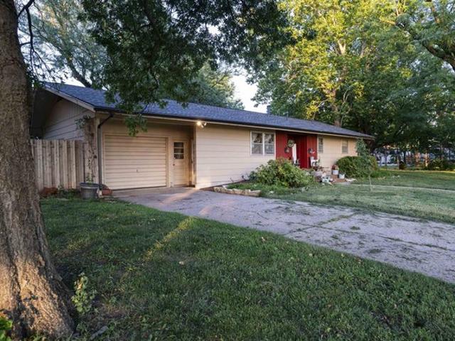 320 S Erb St, Hesston, KS 67062