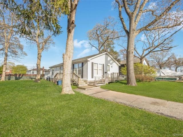 320 S Fulton Ave, Lindenhurst, NY 11757