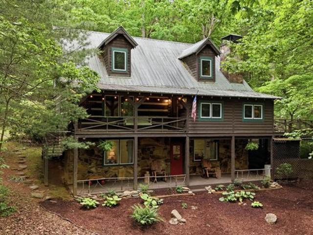320 Sweetwater Dr, Clarkesville, GA 30523
