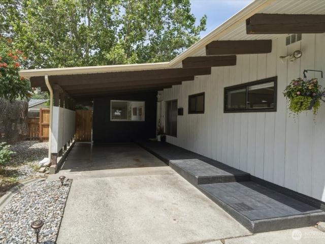 320 Pioneer Dr