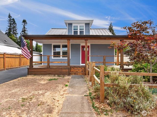 320 Roake Avenue NE