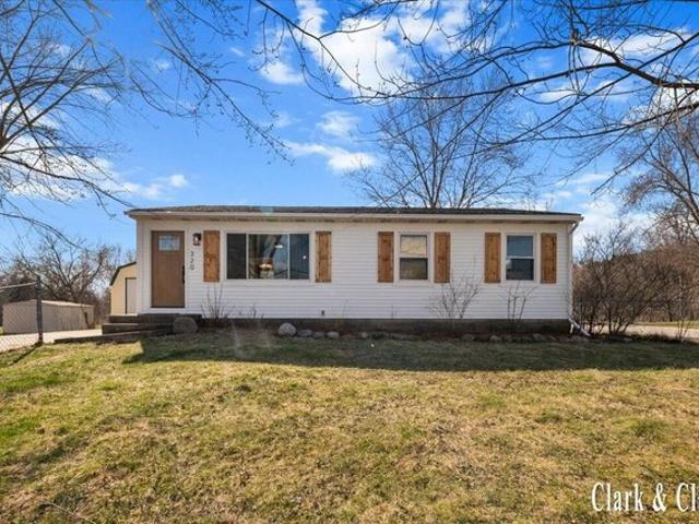 320 Roberta Jayne Dr, Lowell, MI 49331