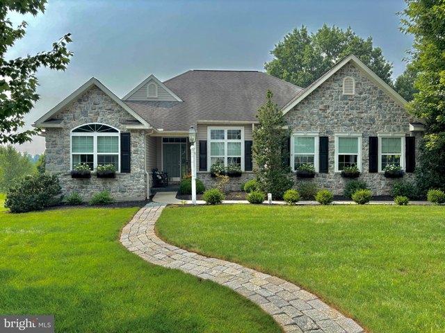 320 Woods Edge Dr, Douglassville, PA 19518