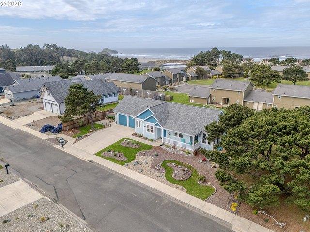 3214 Lincoln Ave SW, Bandon, OR 97411
