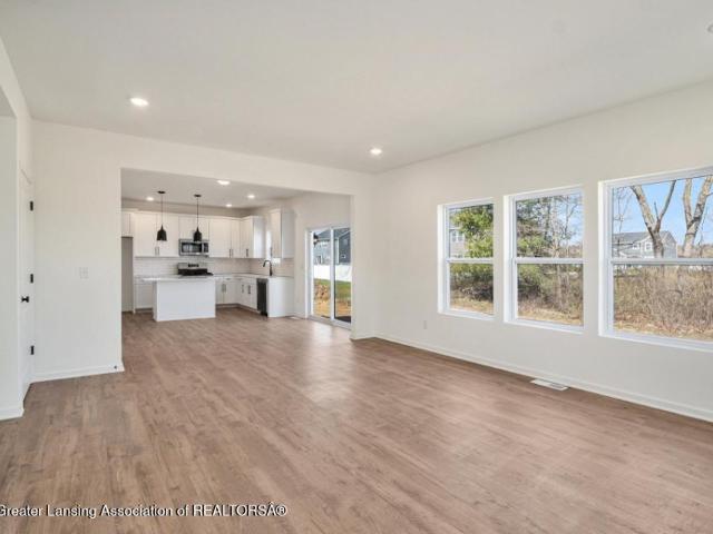 3215 E Crandell Drive