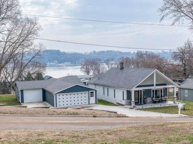 3215 Garfield St, Clinton, IA 52732