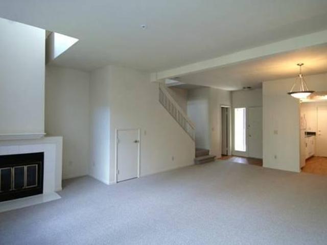 $3215 / 2br 1282ft² 2B X 2.5bth. TOWNHOME/GAS STOVE/W/D/Attached GARAGE/POOL/GYM