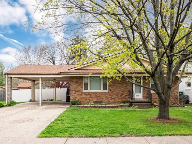 3217 N Twelve Oaks Dr, Peoria, IL 61604