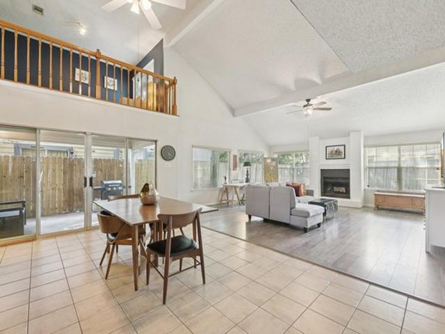 3218 Knoll West Dr, Houston, TX 77082